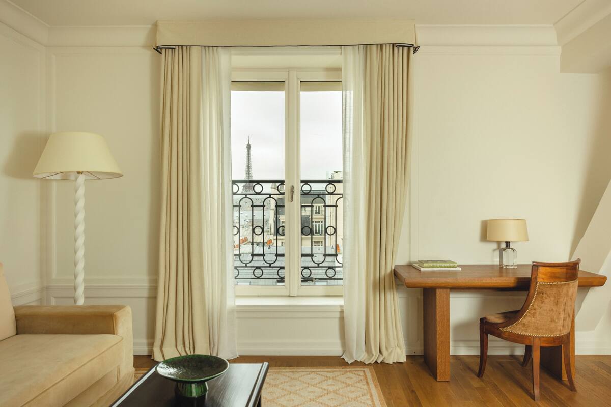 Suite (Tour Eiffel View) | Sala de estar | Televisor de ecrã plano de 100 cm com canais via satélite, escritórios 