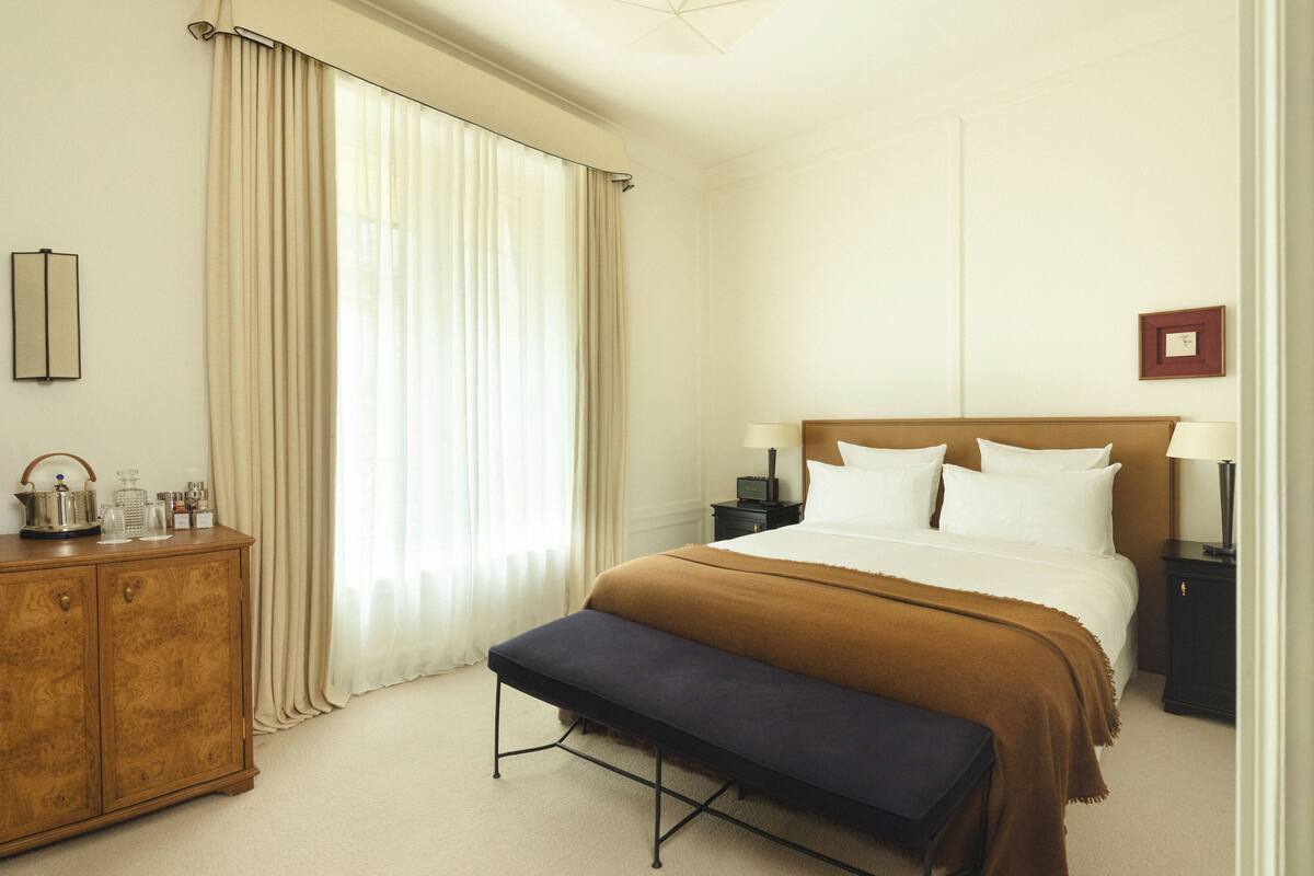 Roupa de alta qualidade, minibar, cofre no quarto, secretária 