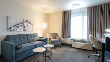 Executive King Suite Sleeper Sofa | Roupas de cama premium, escrivaninha, cortinas blackout