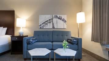 Extended Stay King Suite Sleeper Sofa Kitchenette | Roupas de cama premium, escrivaninha, cortinas blackout