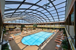 Piscina interior, da(s) 9:00 à(s) 22:00, guarda-sóis, espreguiçadeiras 