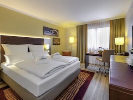 Privilege, Quarto, 1 cama Queen | Roupas de cama antialérgicas, frigobar, cofres nos quartos, escrivaninha