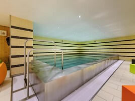 Piscina interna, espreguiçadeiras