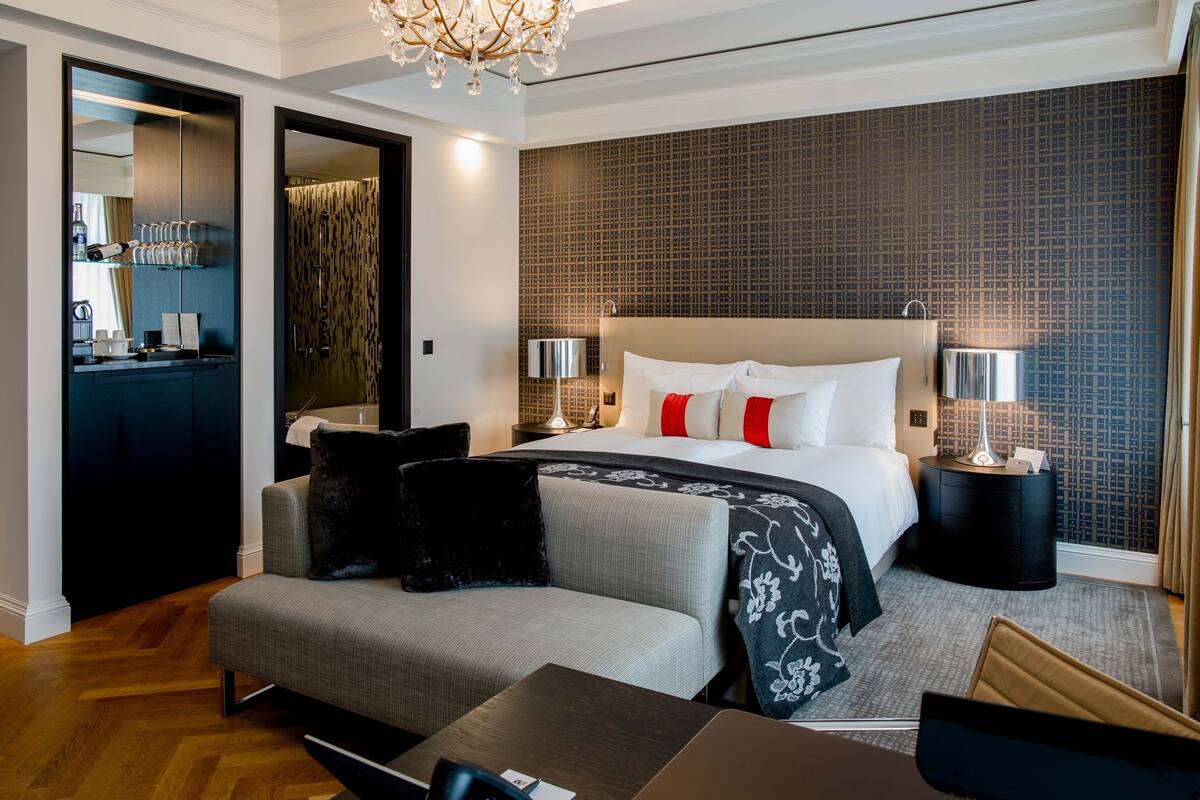 Roupas de cama premium, edredons de pluma, camas com colchões pillow-top