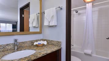 Uma combinação polibã/banheira, artigos de higiene pessoal grátis