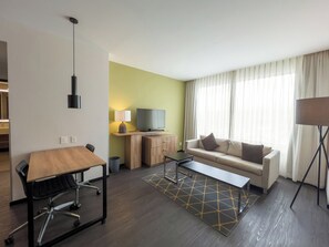 Roupa de alta qualidade, edredões de penas, cofre no quarto, secretária 