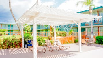 Terraço com espreguiçadeiras