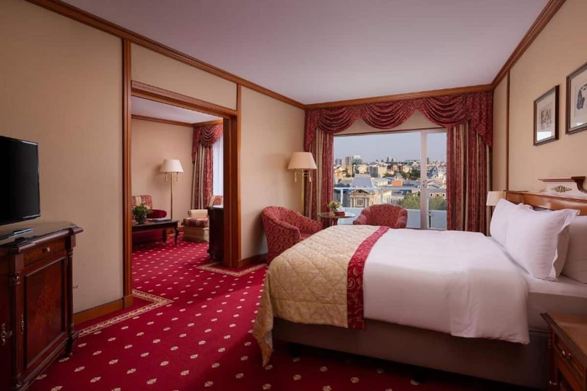 Edredões de penas, camas de colchão pillowtop, minibar, cofre no quarto 