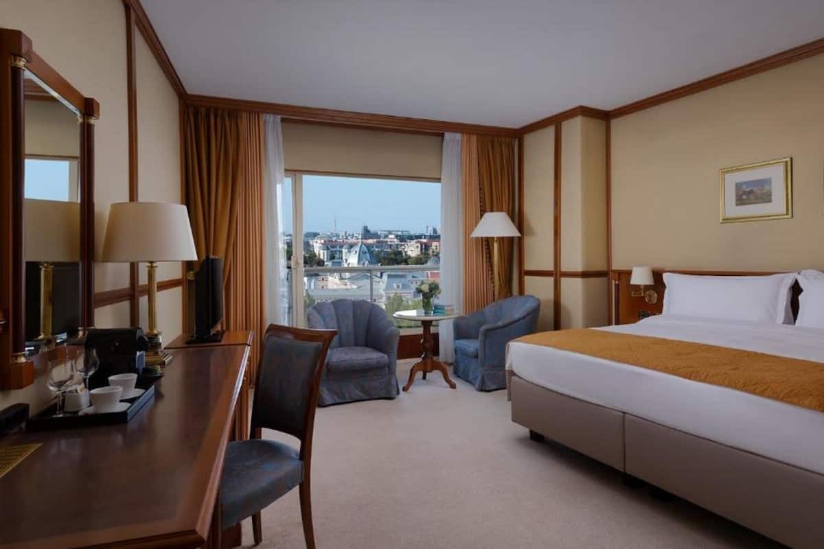 Edredões de penas, camas de colchão pillowtop, minibar, cofre no quarto 