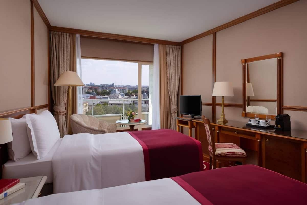 Edredões de penas, camas de colchão pillowtop, minibar, cofre no quarto 