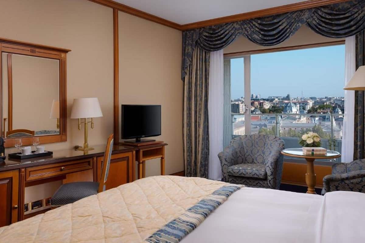 Edredões de penas, camas de colchão pillowtop, minibar, cofre no quarto 