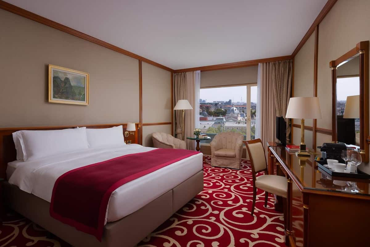 Edredões de penas, camas de colchão pillowtop, minibar, cofre no quarto 