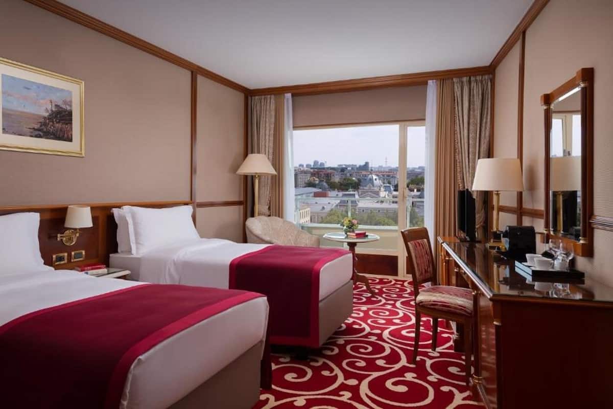 Edredões de penas, camas de colchão pillowtop, minibar, cofre no quarto 