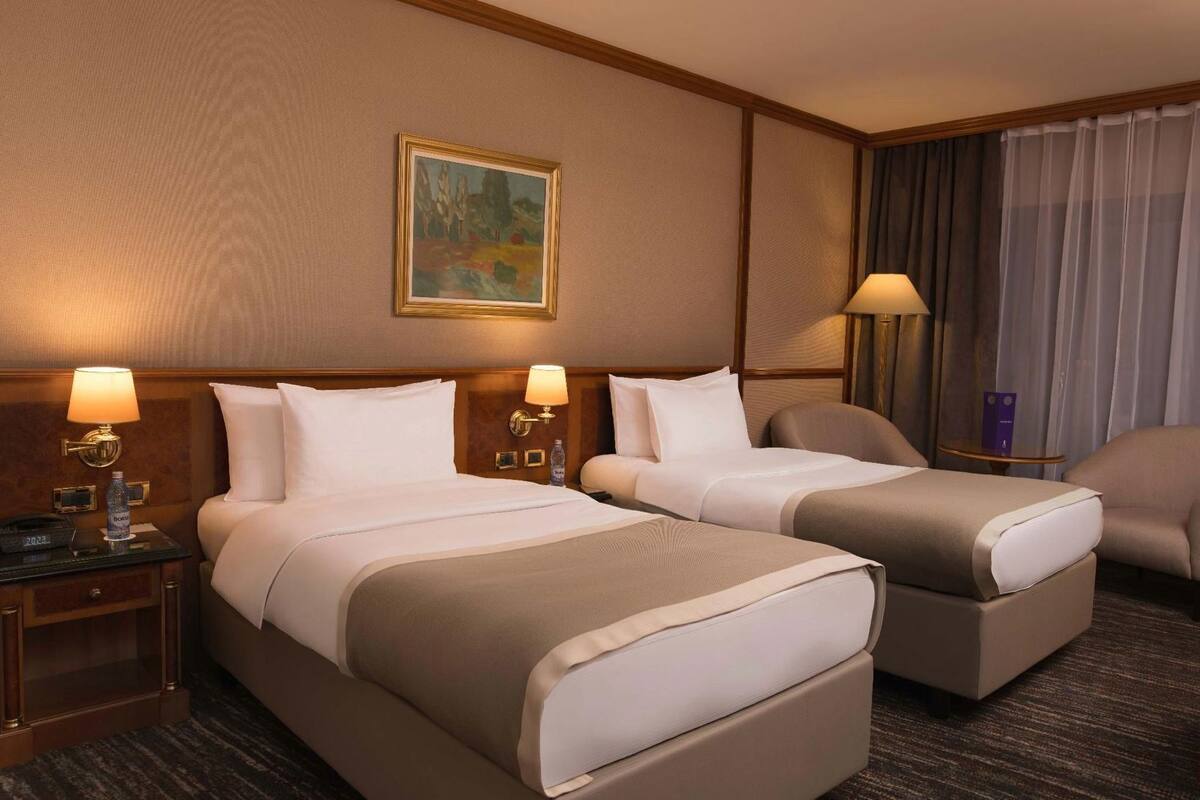 Edredões de penas, camas de colchão pillowtop, minibar, cofre no quarto 