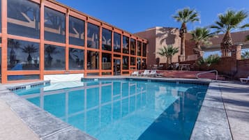 Piscina interna, piscina externa