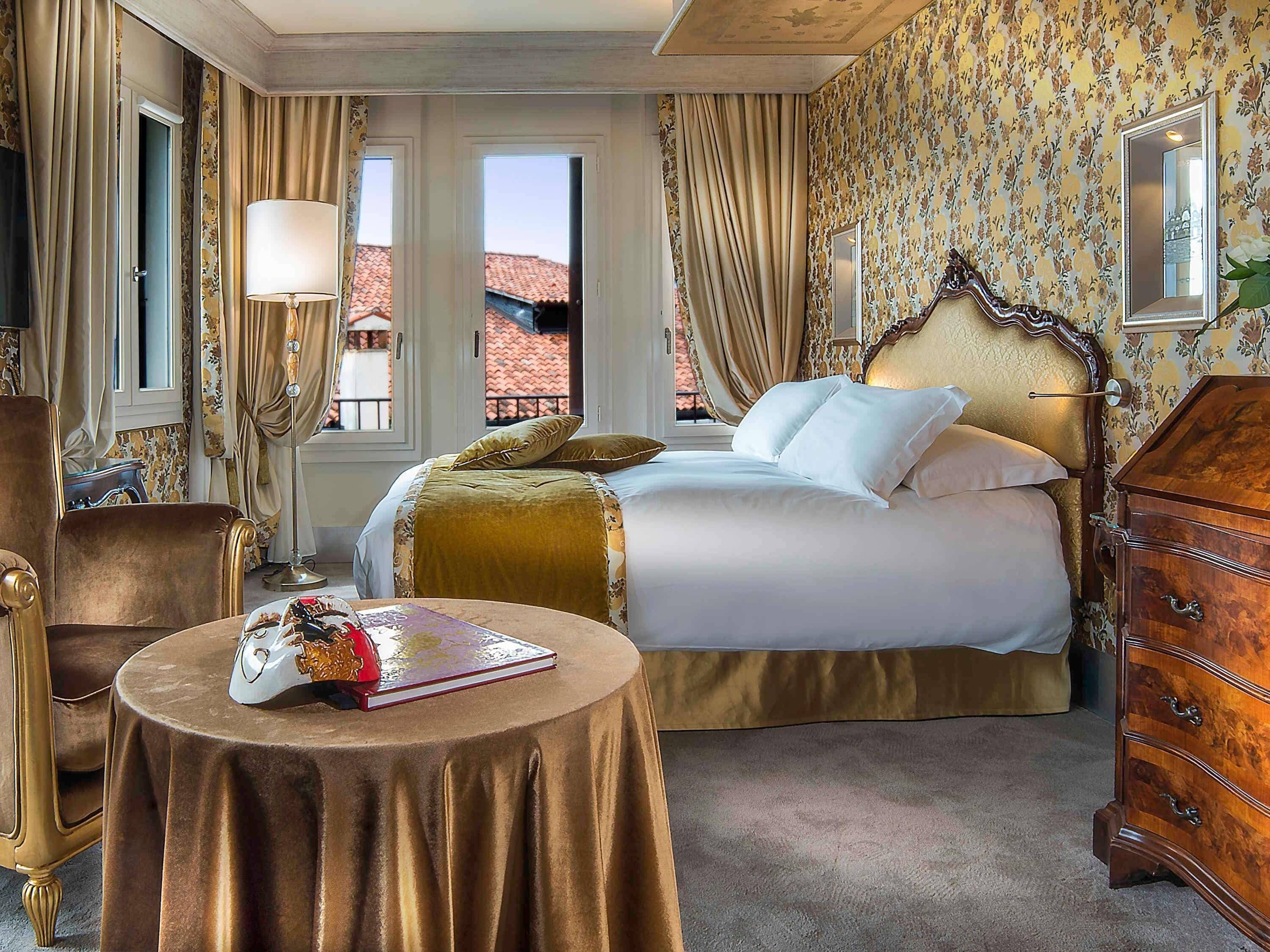 Suite Deluxe, 1 cama king-size (Canal View) | Roupa de alta qualidade, edredões de penas, minibar, cofre no quarto 