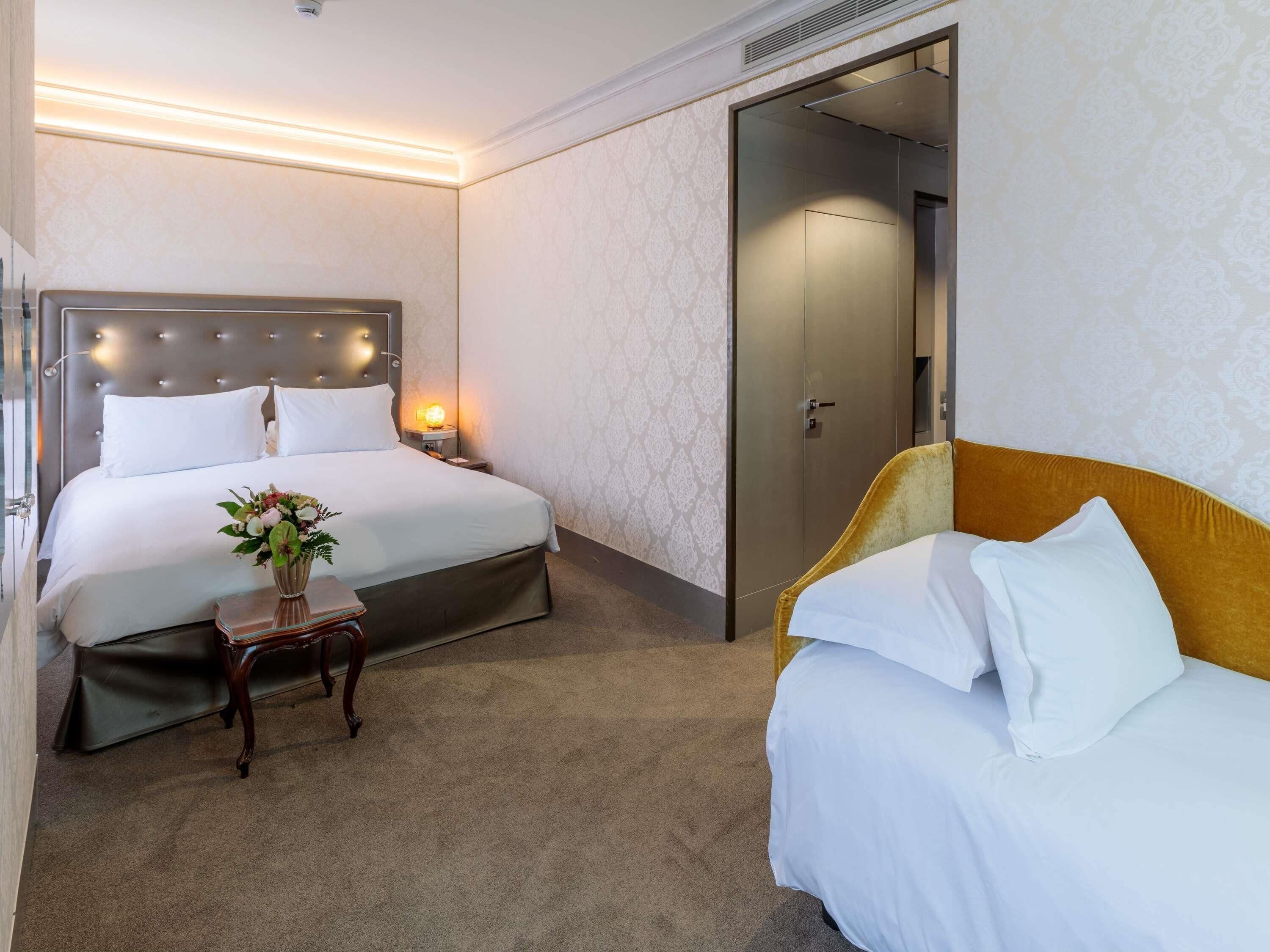 Quarto Triplo Superior, 1 cama king-size e sofá-cama | Roupa de alta qualidade, edredões de penas, minibar, cofre no quarto 