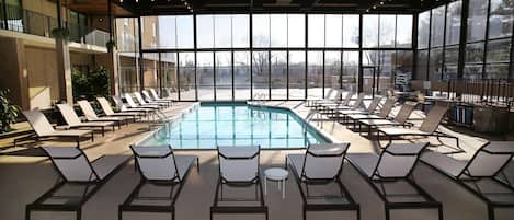 Piscina interior, piscina exterior sazonal, espreguiçadeiras