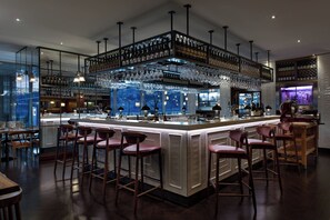 Serve pequenos-almoços, almoços e jantares 