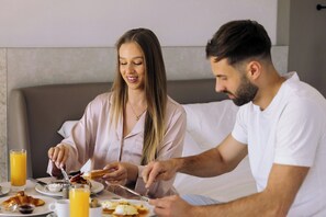 Pequeno-almoço tipo buffet diário mediante uma taxa 