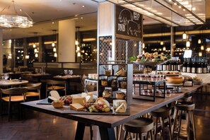 Pequenos-almoços, almoços, jantares servidos, cozinha internacional 