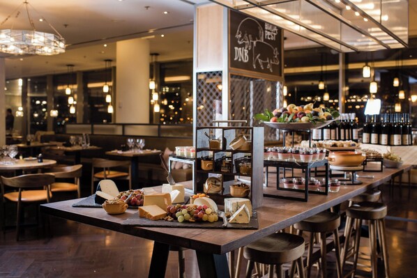 Pequenos-almoços, almoços, jantares servidos, cozinha internacional 