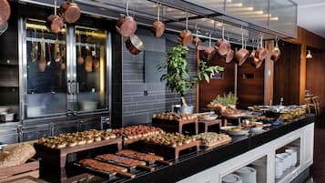 Pequenos-almoços, almoços, jantares servidos, cozinha internacional