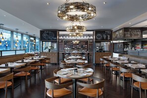 Servem pequenos-almoços, almoços, jantares e brunches (fins de semana)