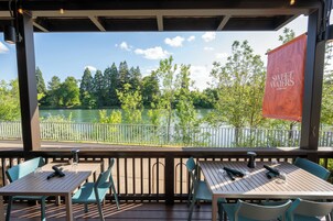 Serviço de jantar, culinária americana, restaurante ao ar livre 