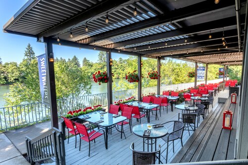 Valley River Inn Reviews, Deals & Photos 2024 - Expedia