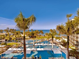 5 piscinas externas, barracas, guarda-sóis