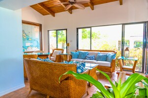 Pequenos-almoços servidos, cozinha internacional, junto à piscina 