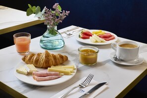 Pequeno-almoço tipo buffet diário mediante uma taxa 
