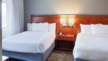 Quarto, 2 camas queen-size | Roupa de alta qualidade, secretária, cortinas/cortinados opacos