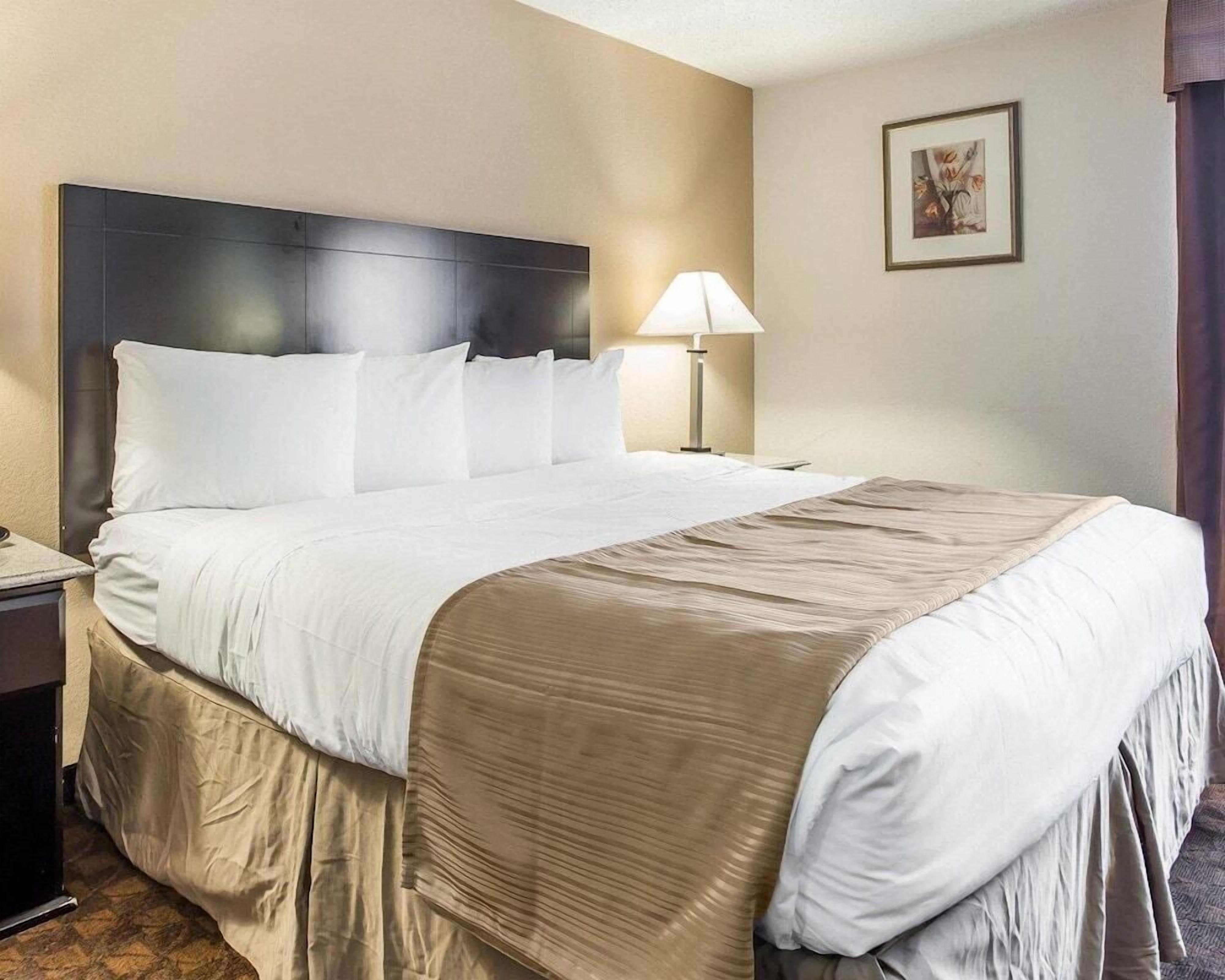 Roupas de cama premium, ferros/tábuas de passar roupa, berços grátis