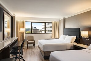 1 quarto, cofre no quarto, secretária, ferro/tábua de engomar 