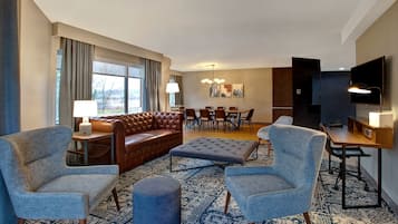 Suíte, 1 cama King e sofá-cama | Área de estar | TV LED 42 polegadas com canais a cabo, TV