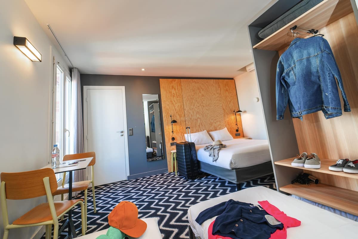Suíte standard, várias camas | Roupas de cama premium, cofres nos quartos, escrivaninha