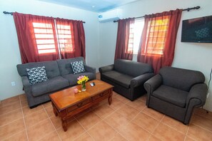 Casa de campo, 1 cama Queen e sofá-cama, sacada, vista para a praia (Admiral's) | Área de estar