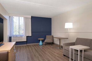 Suite, 1 cama king-size | Secretária, secretária adequada para computadores portáteis 