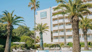 Piscina interior, piscina exterior sazonal, guarda-sóis