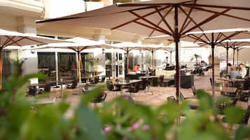 Pequeno-almoço tipo buffet diário (25 EUR por pessoa)