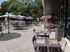 Culinária francesa, vistas para a piscina 