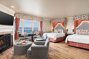 Quarto, 2 camas queen-size, lareira, vista para o oceano | Roupa de alta qualidade, cofre com capacidade para portátil, secretária 