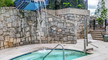 Piscina exterior sazonal, da(s) 8:00 à(s) 22:00, guarda-sóis