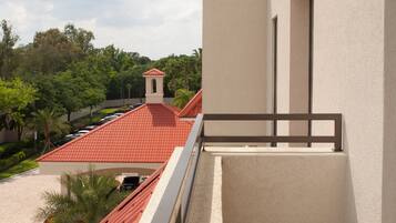 Quarto, 2 camas Queen, sacada | Vista da sacada