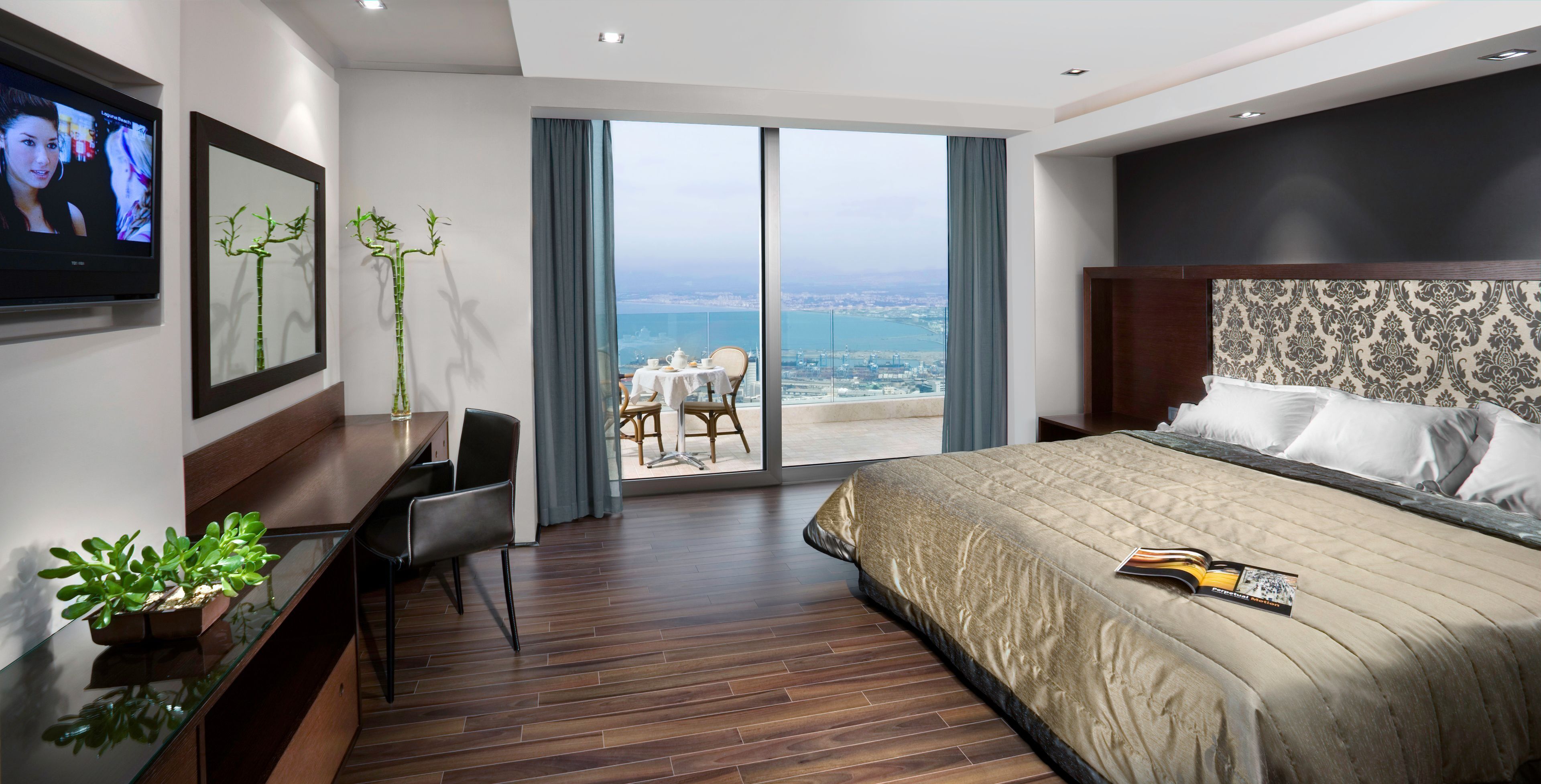 Minibar, cofre no quarto, secretária, quartos insonorizados 