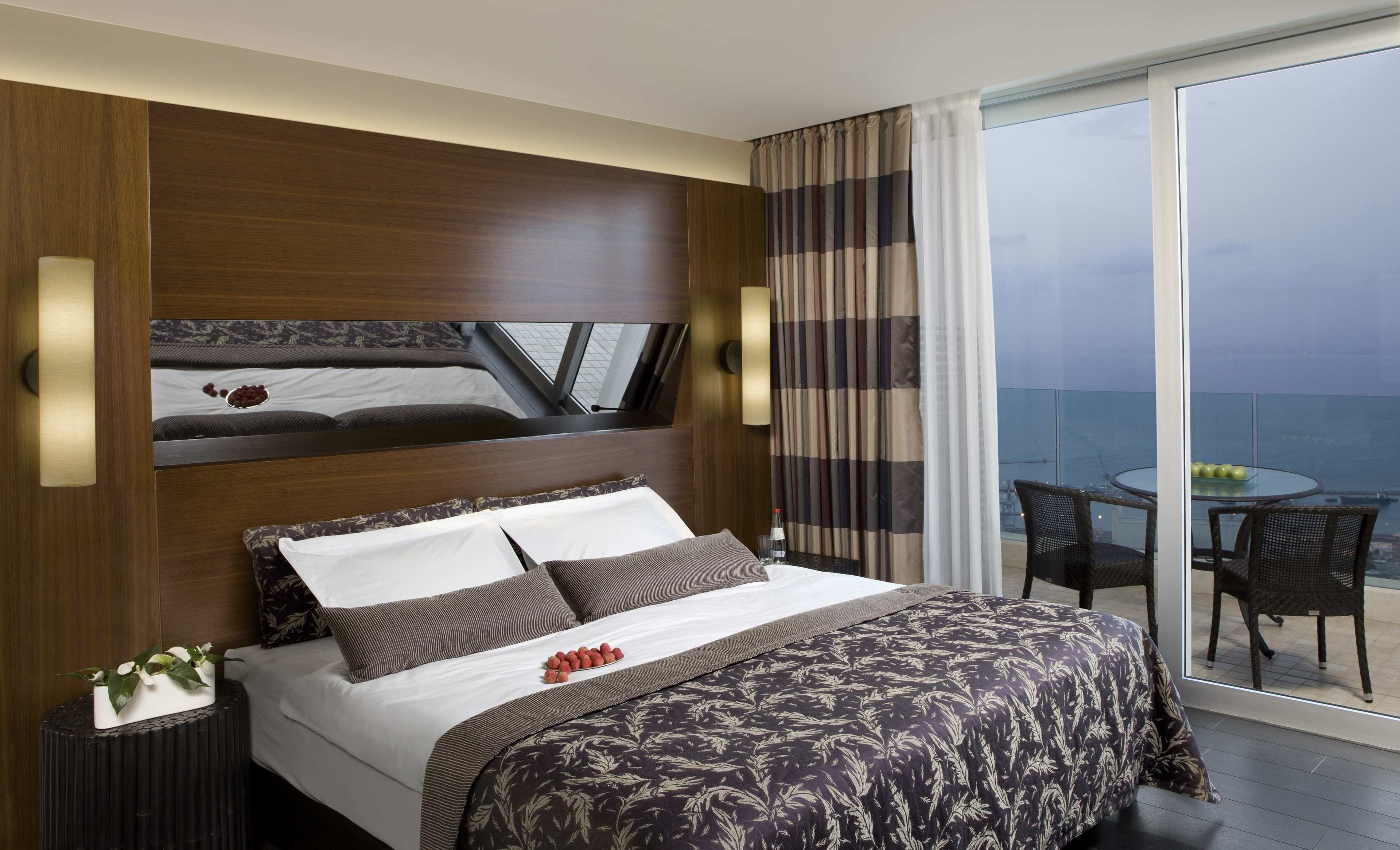 Minibar, cofre no quarto, secretária, quartos insonorizados 