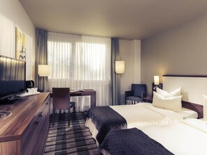 Quarto superior, 1 cama de casal | Cofres nos quartos, escrivaninha, cortinas blackout