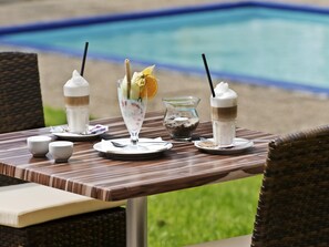 Pequenos-almoços servidos, cozinha regional, com vista para a piscina 